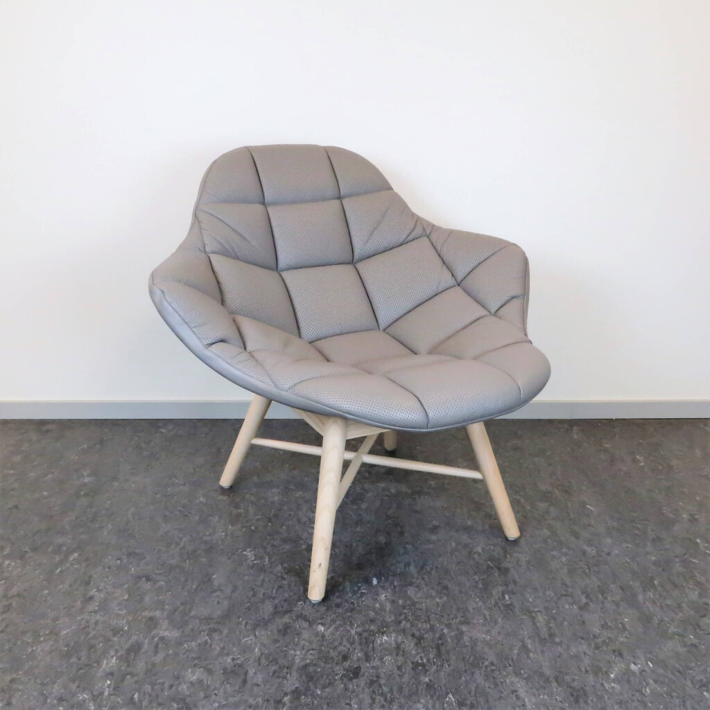 Begagnad fåtölj ifrån Offecct, modell Palma Wood - Rekomo