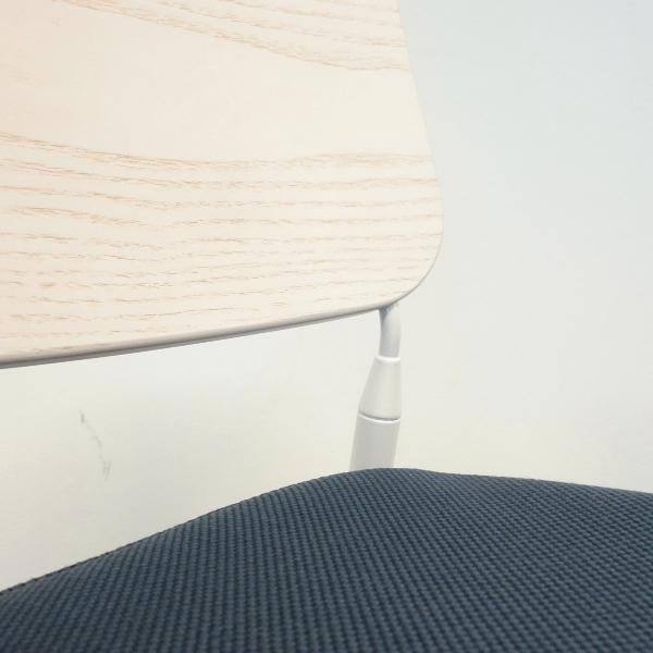 Begagnad stol Edsbyn Feather vitbetsad ask/blå - Rekomo.se