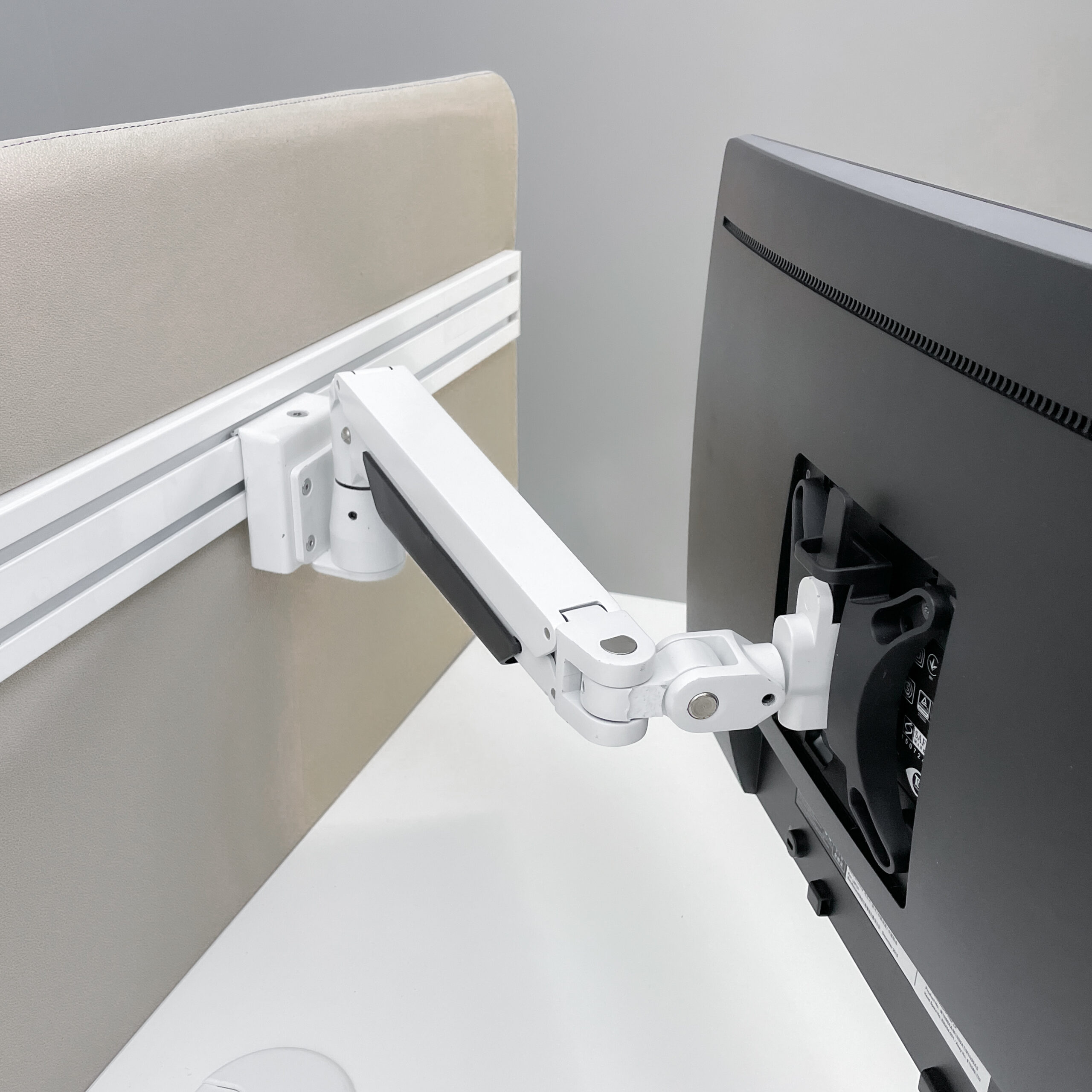 Begagnad monitorarm för upphängning på funktionslist - Rekomo.se