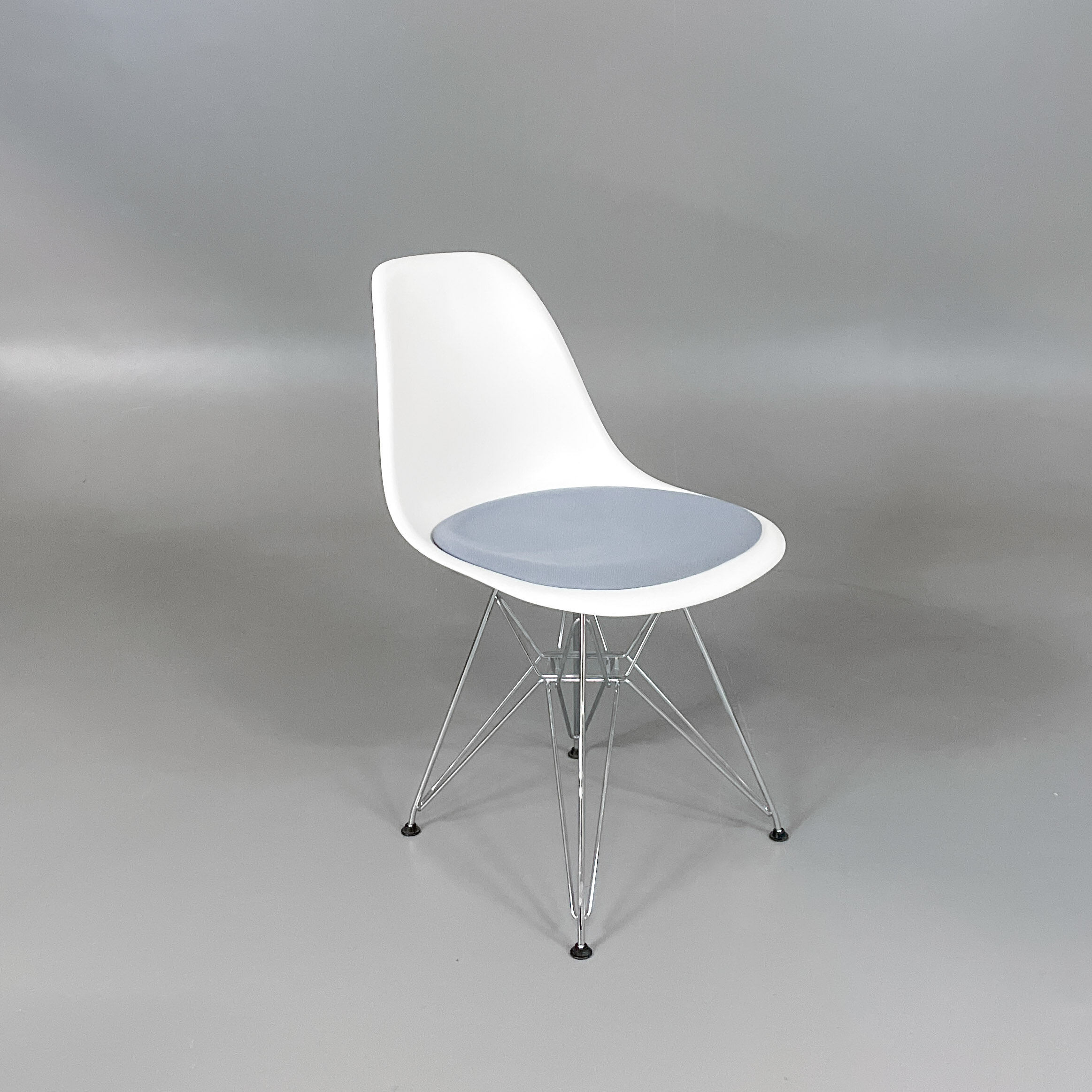 Begagnad stol Vitra Eames Plastic Chair DSR - Rekomo.se
