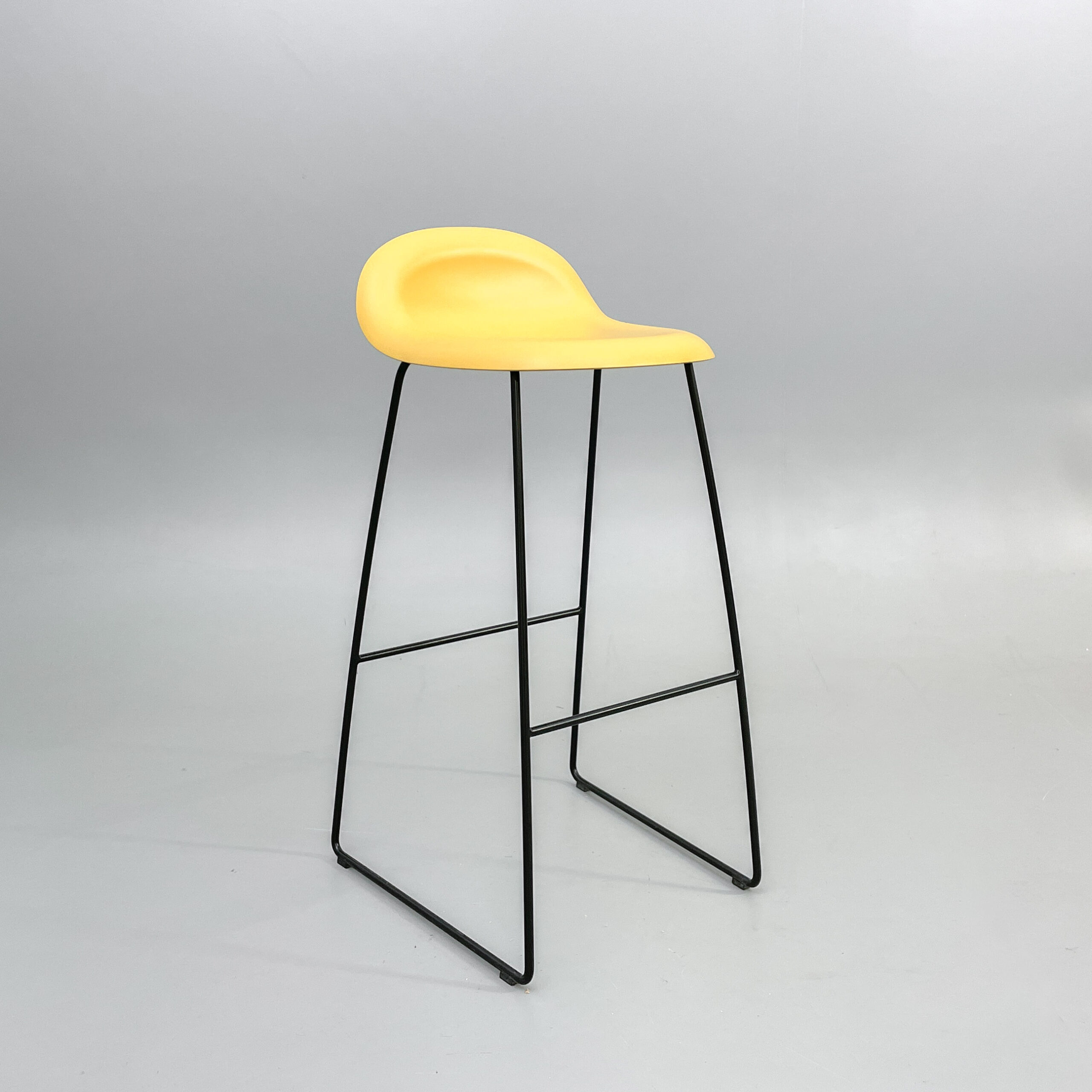 Begagnad barstol Gubi 3D Chair Hirek - Rekomo.se