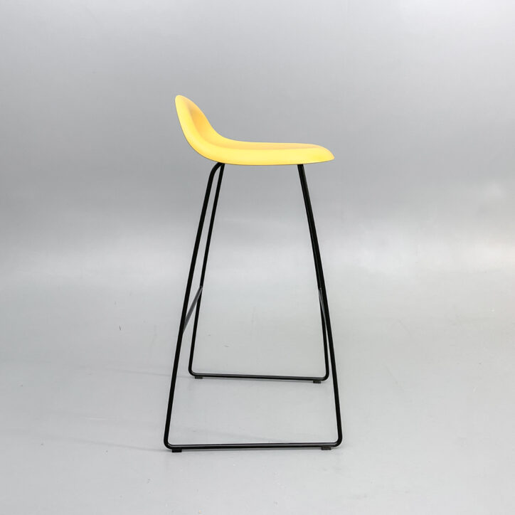 Begagnad barstol Gubi 3D Chair Hirek - Rekomo.se
