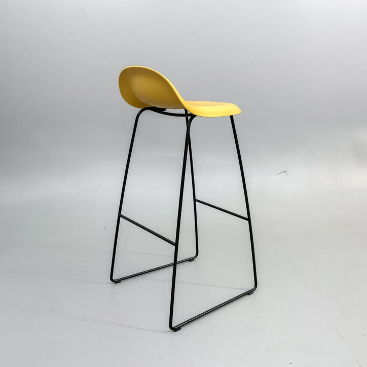 Begagnad barstol Gubi 3D Chair Hirek - Rekomo.se