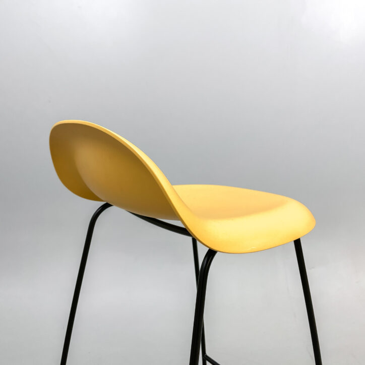 Begagnad barstol Gubi 3D Chair Hirek - Rekomo.se