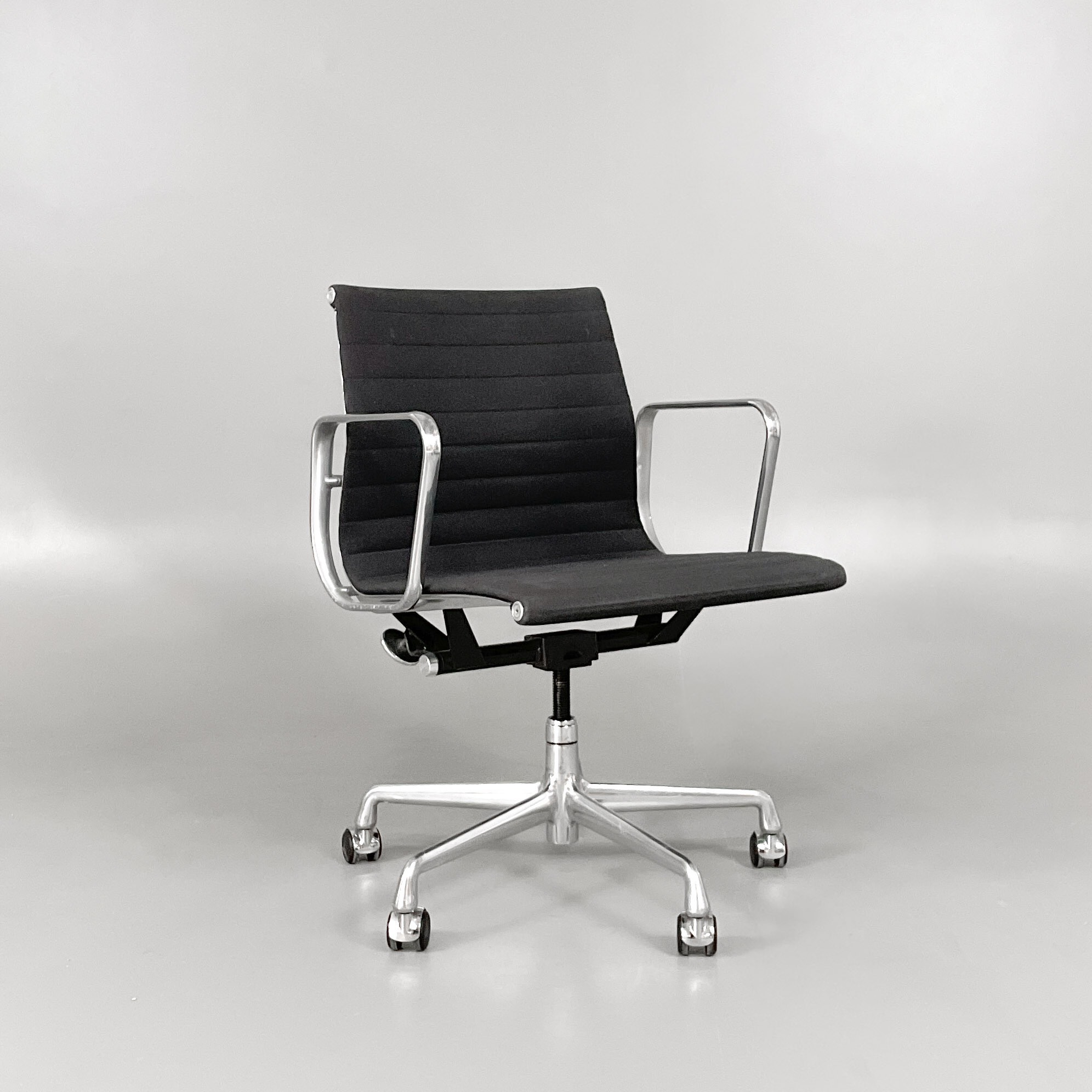 Begagnad stol Herman Miller Eames Aluminium Group - Rekomo.se