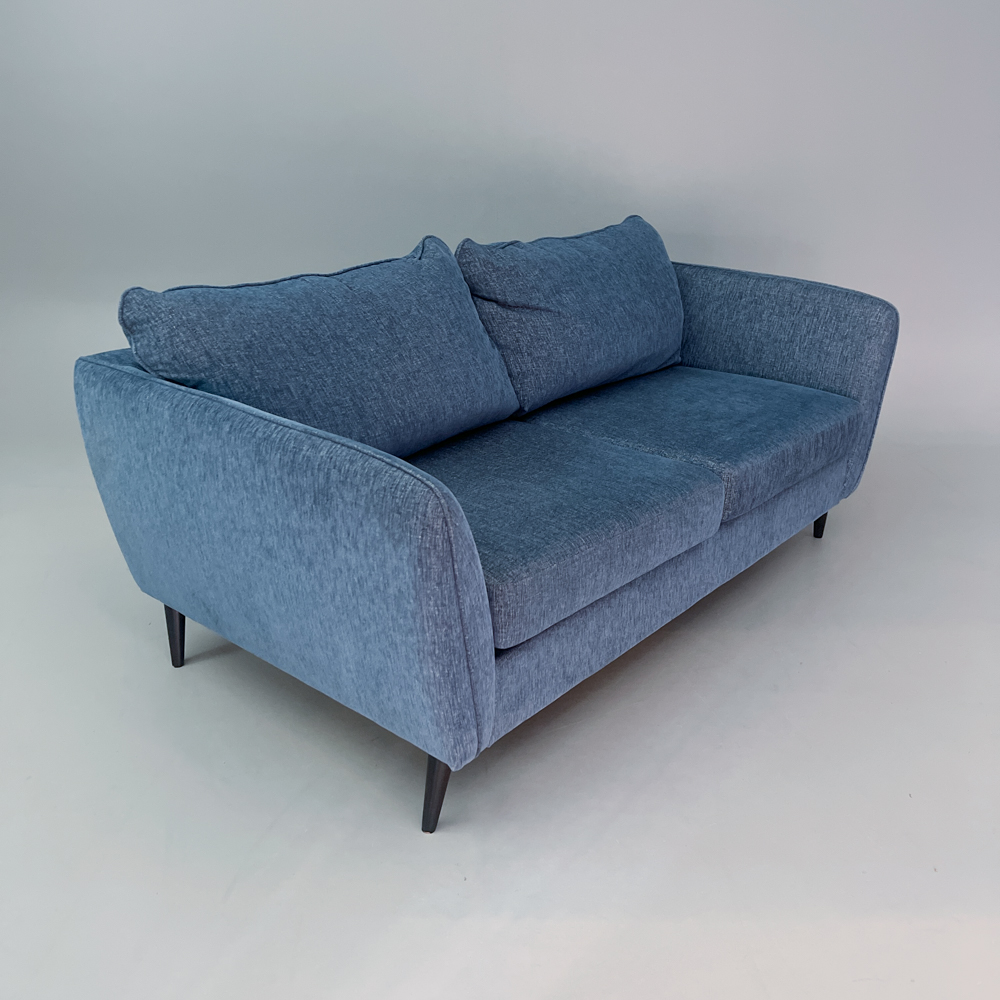 Begagnad soffa i blått tyg och ben i svart - Rekomo