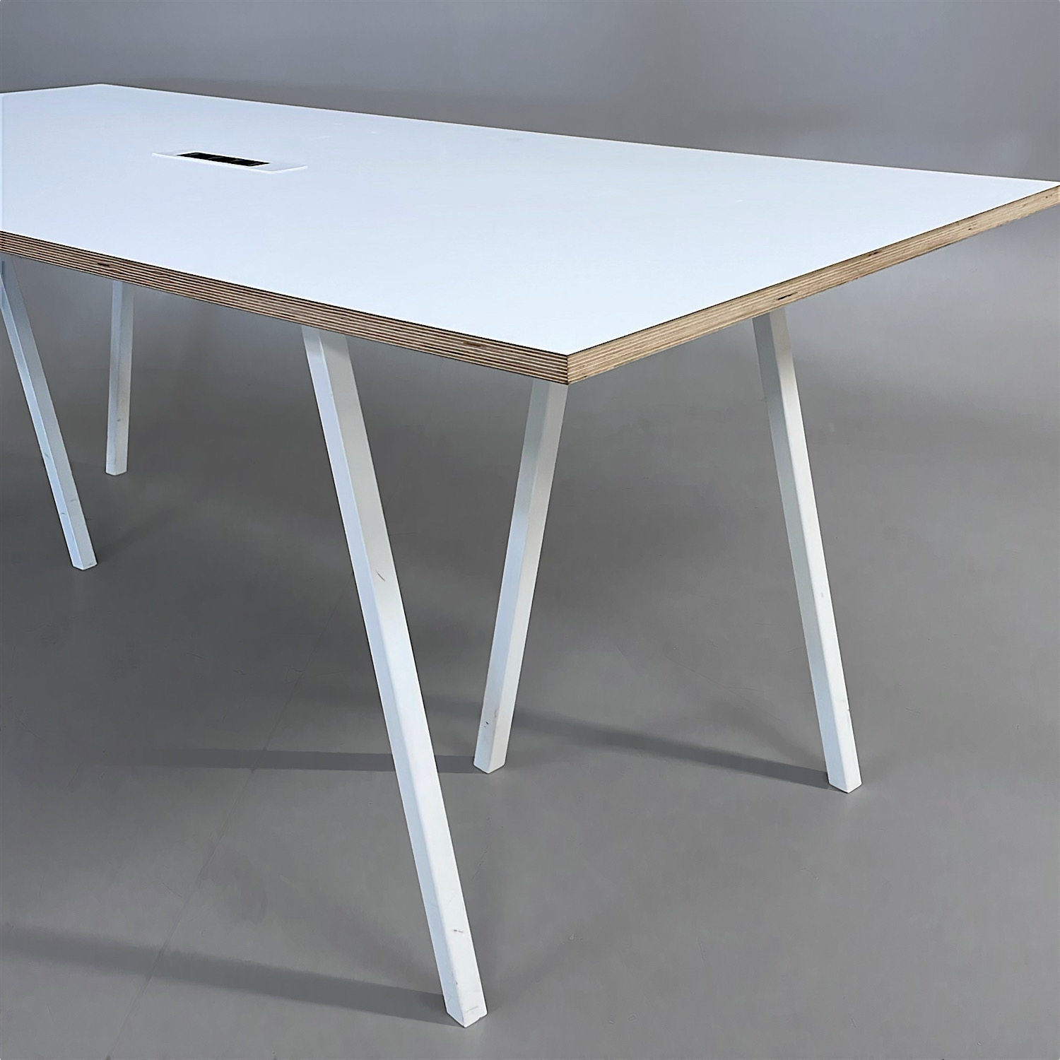 Begagnat projektbord Hay Loop Stand High Table | Rekomo